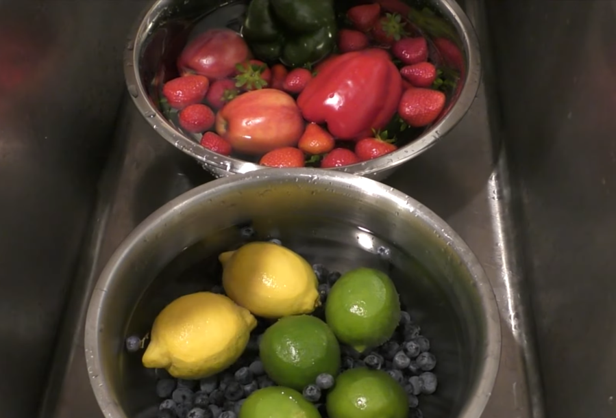 Waarom fruit wassen met alleen water niet genoeg is (en wat je wél moet ...